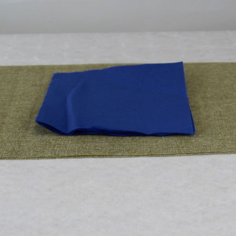 Réaliser un pliage de serviette en forme de robe