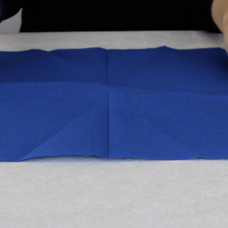 Réaliser un pliage de serviette en forme de robe