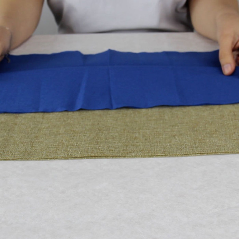 Réaliser un pliage de serviette en forme de robe