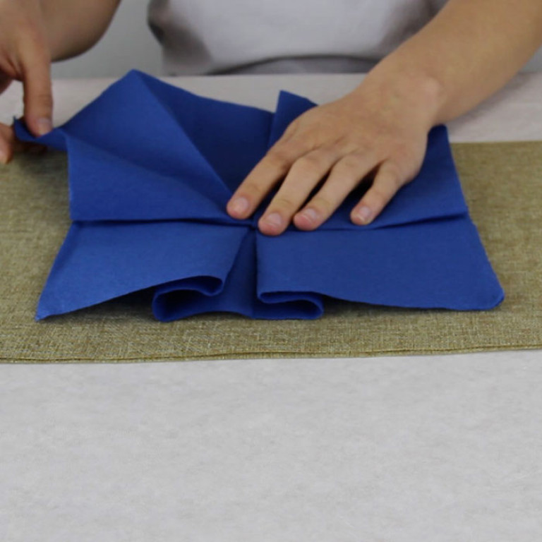 Réaliser un pliage de serviette en forme de robe