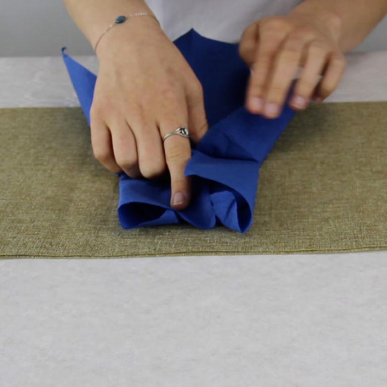 Réaliser un pliage de serviette en forme de robe