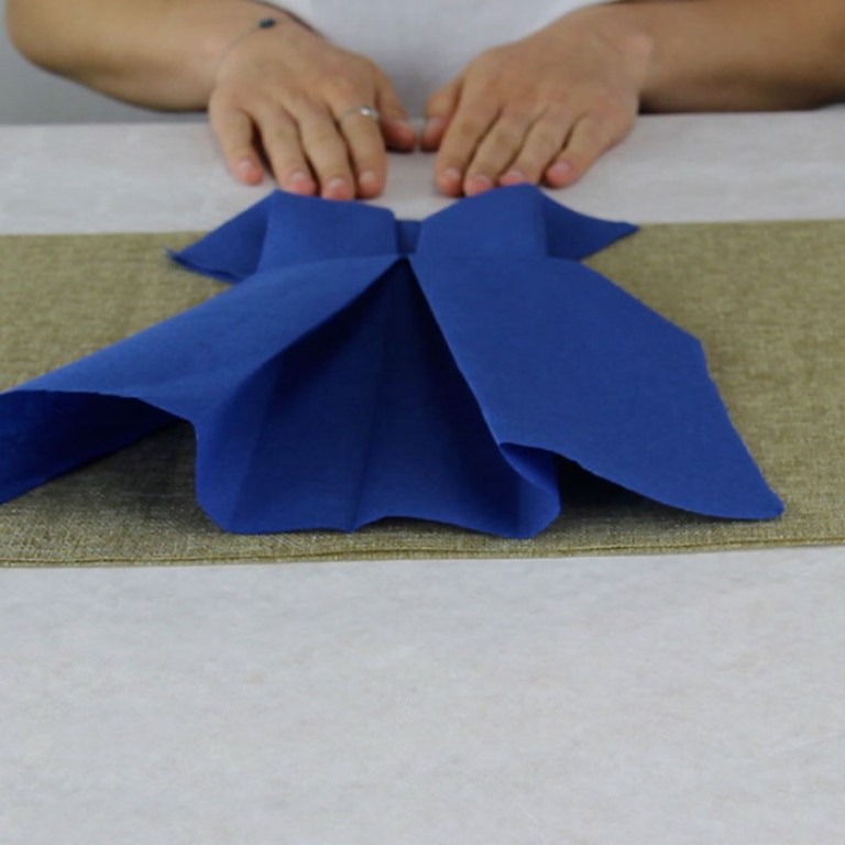 Réaliser un pliage de serviette en forme de robe