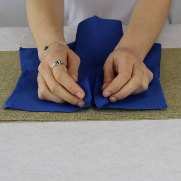 Réaliser un pliage de serviette en forme de robe